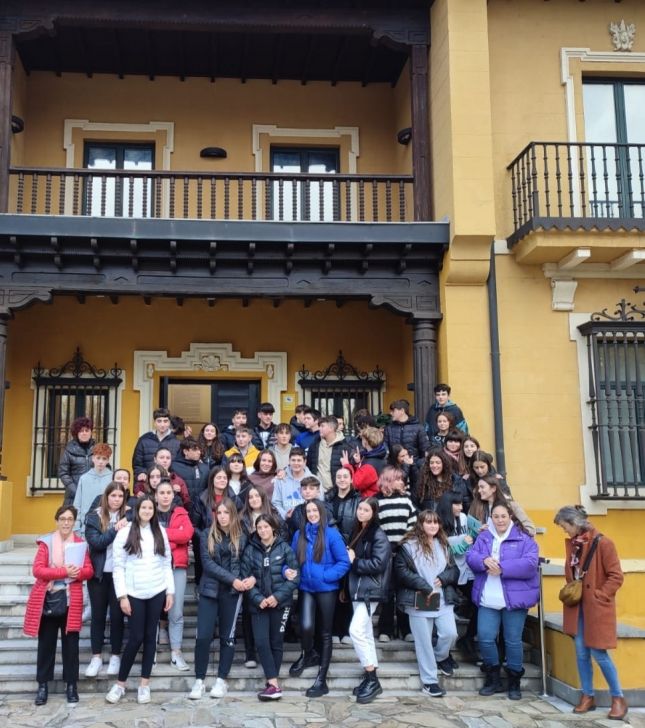 Medio centenar de estudiantes del IES Garcilaso de la Vega visitan la ...